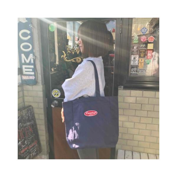 エンプティーズ オリジナル 14oz トートバッグ ネイビー厚地の14オンスのキャンバス地のトートバッグです。内側の中央とサイドにポケットが付いた勝手の良いスタイルで、手持ち、肩掛けどちらにも対応します。emptysオリジナルオーバル型パッ...