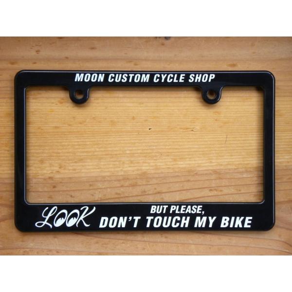 モーターサイクル ブラック ライセンス フレームMOON CUSTOM CYCLE SHOP / LOOK BUT PLEASE, DON'T TOUCH MY BIKE126cc UP のモーターサイクル用の ライセンス プレート(ナンバ...
