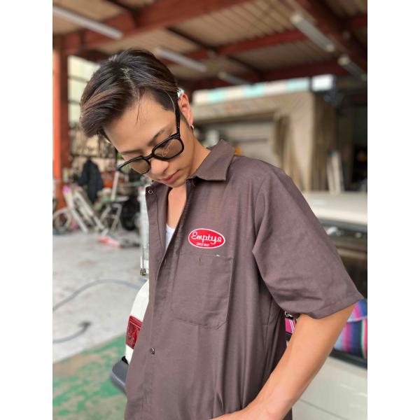 エンプティーズ オーバル パッチ emptysロゴのレッド生地にホワイト文字と枠のシンプルなオーバル型パッチです。裏面はアイロンで接着できるシートになっているので、ワークシャツの胸ポケットまわりや、キャップ、バッグなどに張り付けてオリジナル...