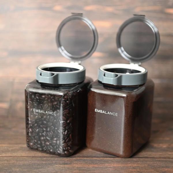 Point1エンバランスプッシュアップコンテナは1.6Lと1.1Lの2サイズ展開。調味料やお出汁パック、コーヒー、紅茶などの茶葉、シリアルなど食品を入れるのに丁度良いサイズです。Point2高い鮮度保持力を誇るエンバランス容器。そこにブラッ...