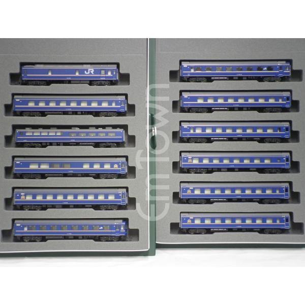 基本セットと増結セットを、まとめての販売です。（計12両）KATO 10-831　24系寝台特急「北斗星」〈デラックス編成〉6両基本セットKATO 10-832　24系寝台特急「北斗星」〈デラックス編成〉6両増結セットメーカー標準価格：17...
