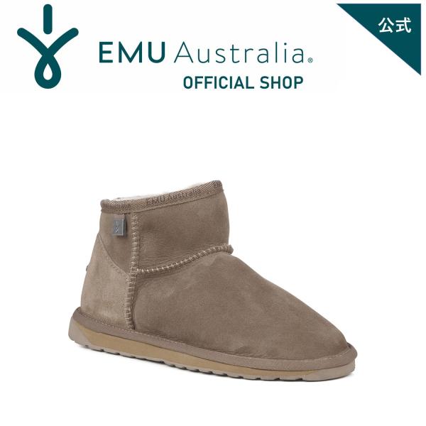 メイド・イン・オーストラリアのムートンブーツ。オーストラリアの靴職人が定番の【Stinger】を最高品質のシープスキンで丁寧に作り上げた斜にカットした履口の新しいデザインのプレミアムなムートンブーツ。ムートン(シープスキン)は吸湿・放湿に優...