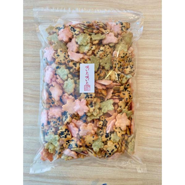 ◆お花の形の春のおかきを彩り豊かに詰め合わせた季節限定商品。■大切にお創りしているかきもちですが、工程の上で割れてしまったり不揃いなものをお詰めしてご提供致します。※おかきの種類は多少異なる場合がございます。季節のおかきなので在庫がなくなり...