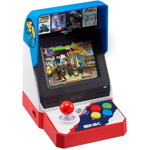 「商品情報」NEOGEO mini」は、1990年に誕生したゲームプラットフォーム「NEOGEO」の多彩なラインアップの中から、名作・傑作タイトルを40作品内蔵したゲーム機です。 『ザ・キング・オブ・ファイターズ』や『餓狼伝説』、『メタルス...