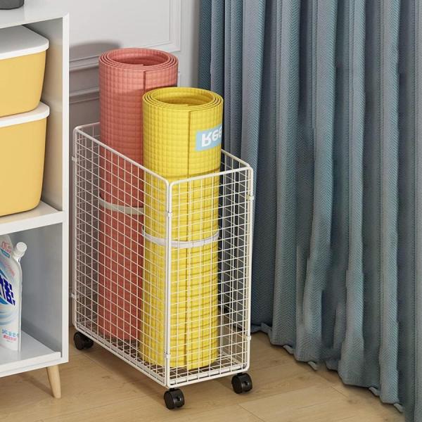 - 高品質のヨガマット収納ラック：このヨガマットホルダーは、高品質のコーティング仕上げのスチールと木製の収納ラックでできており、布製の収納バスケットと組み合わせて、全体の構造は頑丈で耐久性があり、どの家具にもよく合います。- 多機能収納オー...