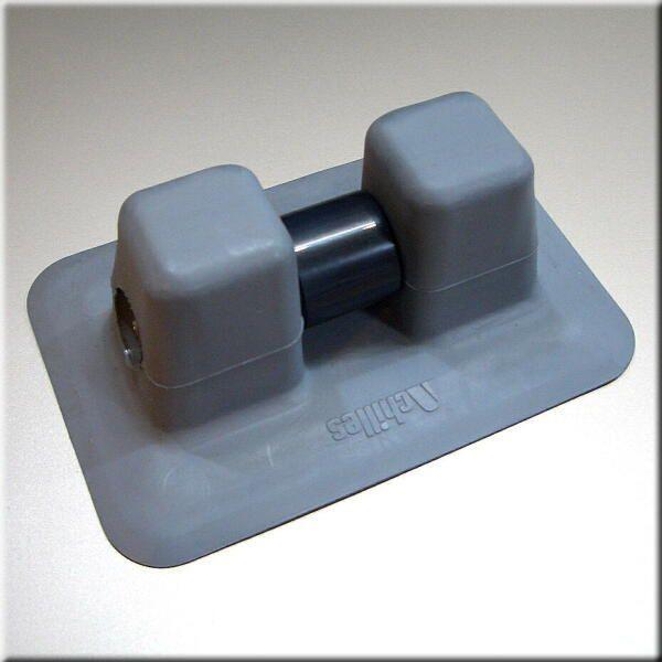 アキレス純正のアンカーロープガイドです。アンカーロープの巻上げ労力軽減のためローラーが取り付けてあります。ロープとチューブが擦れるのを防止する効果もあります。アキレスのハイパロン・エコストロンなどのゴム系素材のボートにご利用頂けます。※接着...