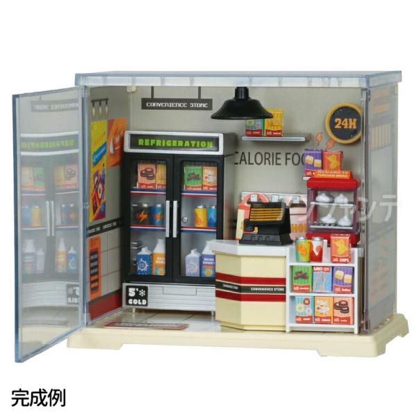 【商品説明】  身近なコンビニの世界を手のひらサイズで細かく再現できるミニチュア制作キットです。冷蔵ショーケースや商品棚、レジカウンターなど、実際のコンビニの雰囲気を細部まで表現しながら、自分だけの小さな店舗を作り上げることができます。細か...
