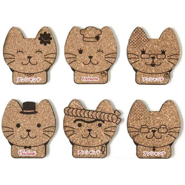 お好きな文字を彫刻します。当社オリジナルデザインのかわいい猫型コースター。ノベルティーやプチギフトにも。下にせり出しているネームタグ部分にお好きな文字を彫刻します。■商品名　名札付き猫家族コースター （パパ&amp;ママ）■デザインシルクハ...