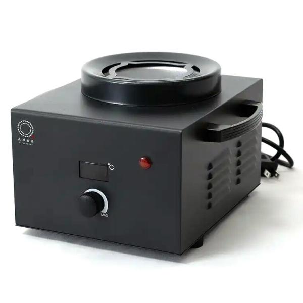 【商品説明】旧品と異なり、温度表示盤を確認しながら、ダイヤルスイッチで温度調節をすることができ、初心者の方でもろうの温度管理がしやすくなりました。●転倒しにくい4点足を採用。 2.4kgという適度な重みで安定感があります。●ろうの容量が増え...