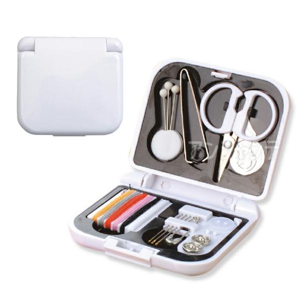 【商品説明】鞄にあると便利なソーイングセット■商品名　ソーイングセット■サイズ(約)　商品サイズ：69×64×15mm■材質　ABS■内容　ミニはさみ×1、糸通し×1、毛抜き×1、まち針×3、針×3、安全ピン×1、ボタン×2、スナップボタン...