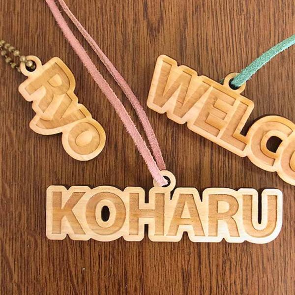 ※ご注文前に画像内注意事項をご確認ください※■商品名 つなぎ文字チャーム（Big）■サイズ(約) 高さ:25mm 厚さ:6mm■紐の種類 ボールチェーン 金古美/ボールチェーン シルバー/ブルー/レッド/ブラック■素材 国産ひのき紐：スエー...