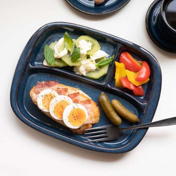 ■商品名　美濃焼 北欧ブルー 深ブルー ランチプレート■サイズ(約)　幅/27ｘ21.5cm、高さ/2.5cm、2点重ねた高さ/3.2cm■重量(約)　580g■素材　陶器■対応可能電器　電子レンジ対応、食洗機対応■製造国　日本■内容　×1...