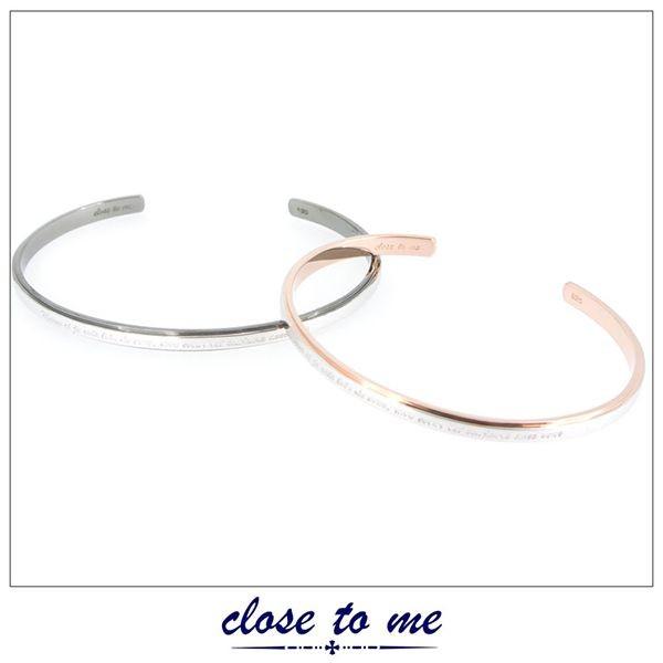 close to me正規取扱店「心はいつもあなたと一緒」刻印入りカラー 細身 バングルレディースはエレガントなピンクゴールド、メンズはシックなブラックのラインが美しいペアバングル。刻まれる刻印はフランス語で「Meme si je suis...