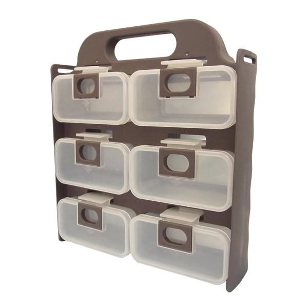 《商品詳細》■特長1:小物ケースを6個収納■特長2:片手で脱着、片手で開閉■特長3:脱着した小物ケースはベルトに掛けて作業ができる。■サイズ:幅276mm・奥行69mmx高さ311mm■重量:785g