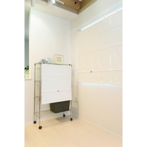 小窓や収納の目隠しにコードレスで見た目すっきりつっぱりポールやカーテンレール・付属フックで取付可能なローマンシェードコードレスなので見た目がすっきり遮光タイプなので光を遮断いたします（遮光2級程度）【取付方法】テンションポール・フック・ヒー...