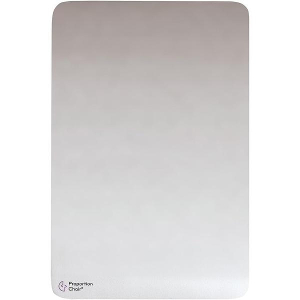 生地：ポリエステル100％、中身：発泡ゴム、滑り止め：合成ゴムプロポーションチェア(R)をご使用していると前後キャスターの動きで床への傷や汚れが気になる場合があります。そんな傷や汚れから床を守るチェアマットが登場。床暖房対応・洗濯可能で快適...