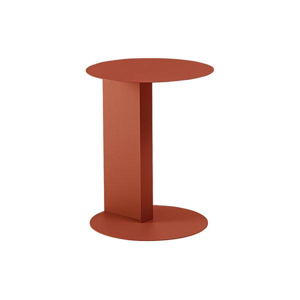 デザイン性の高い、スタイリッシュなサイドテーブルさらりとしたマットな質感と特徴的な形が魅力的なサイドテーブル。落ち着いたカラーリングで、様々なテイストやインテリアに馴染みます。円形のベースと天板が脚をしっかりと支え、安定感がある形状のデザイ...