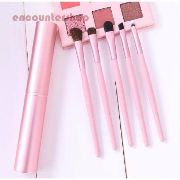 商品説明：ブラシは驚くほど柔らかくて、毛先がきれいに揃った上質品。商品名:アイメイクブラシ5本セットブラシ素材:織細な人工繊維毛/馬毛金具素材:アルミハンドル素材:プラスチック収納ポーチ：ブラシケースクリーニングと乾燥の説明1.メイクブラシ...