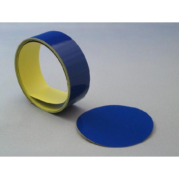 商品名：反射テープ　色：青（ブルー） サイズ：　20mm幅　1m巻 発売元：ヤマト(株) 材質： アクリル系樹脂・ガラスビーズ 蒸着層（アルミ）・顔料 粘着剤/アクリル系粘着剤出荷数量：　1巻単位納期：　通常 翌日出荷