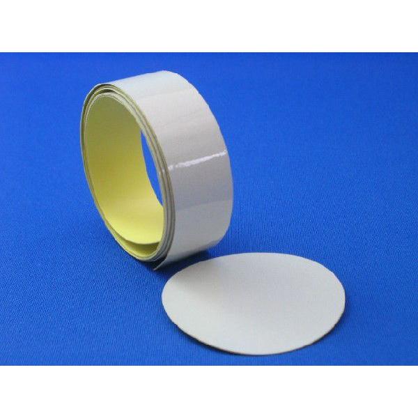 商品名：反射テープ　色： シルバー（白）サイズ：　20mm幅　1m巻 発売元：ヤマト(株) 材質：アクリル系樹脂・ガラスビーズ 蒸着層（アルミ）・顔料 粘着剤/アクリル系粘着剤出荷数量：　1巻単位納期：　通常  翌日出荷
