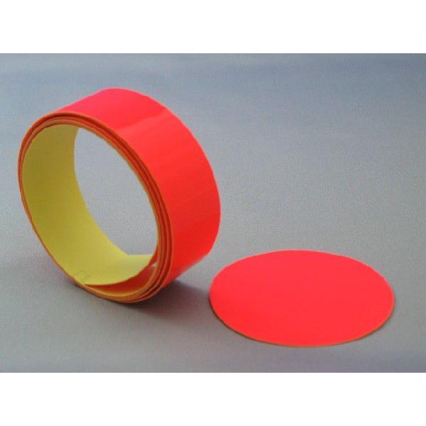 商品名：蛍光テープ　色：赤（レッド）サイズ：　20mm幅　1m巻 発売元：ヤマト(株) 材質： テープ/PVC　蛍光顔料 粘着剤：アクリル系粘着剤出荷数量：　1巻単位納期：通常 翌日出荷
