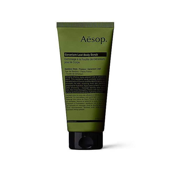 柔らかいスクラブ剤(*)が、古くなった角質や汚れを取り除き、洗い上げます。(*)汚れを落とすことにより肌を清浄にする成分