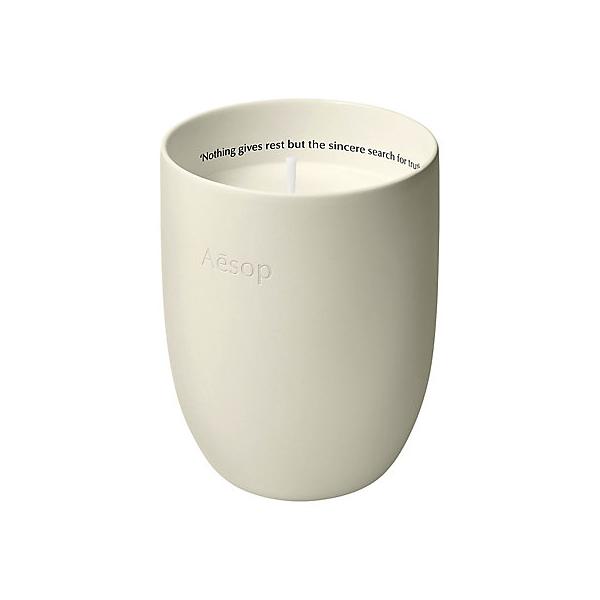 フランキンセンス、グアヤクウッド、爽やかに残るシソの香りが調和したキャンドル。まるで瞑想の儀式を思わせます。動物由来成分を含まないビーガン製品です。内容量：300g