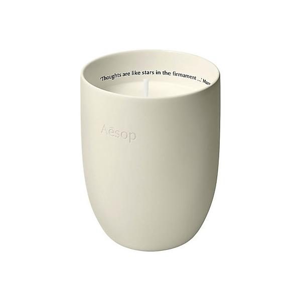 カルダモン、ミモザ、ほんのりとタバコの香りが残るキャンドル。モロッコの港町タンジールの雰囲気を想起させます。動物由来成分を含まないビーガン製品です。内容量：300g