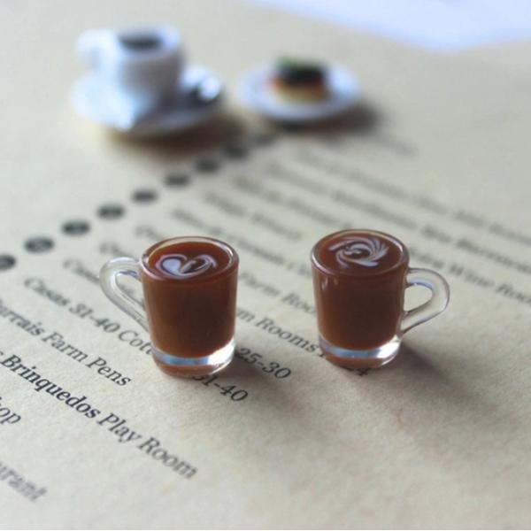 【商品説明】ミニチュアコーヒーラテ１点（柄選択できない）ミニチュア・ラテ・デライト　ミニチュアコーヒー　ミニチュアラテ　手のひらサイズ　コーヒーフレーバー　ミルクの絶妙なバランス　至福の一杯内容数：1点素材：樹脂サイズ：約15ｘ12ｘ9ｍｍ...