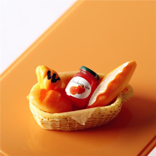 ミニチュア朝食 5点セット 内容数：1セット（パンバケツ1点、ジャム瓶1点、パン3点）サイズ：パンバケツ：約40ｘ22ｍｍジャム瓶 高さ：約14ｍｍ材料：樹脂「朝陽と共に輝く小さな幸せ。Petite Morning Blissは手のひらサイ...