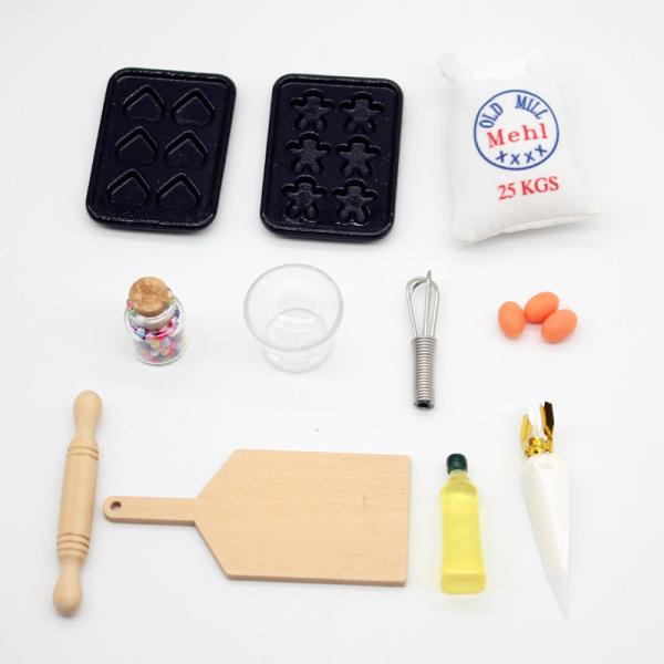 ミニチュア 製菓道具13点セット内容数：1セット（プレート2点、小麦粉バッグ1点、パン用麺棒1点、泡立て器1点、オリーブオイルボトル1点、生クリーム1点、たまご3点、まな板1点、サラダボウル1点、キャンディボトル1点）サイズ：プレート：約3...