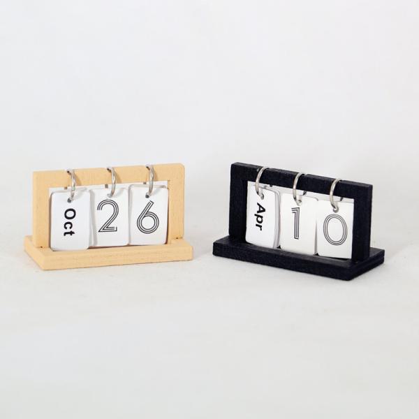 1/12スケールのミニ卓上日めくりカレンダーです。コンパクトなサイズながら、細部までこだわったデザインが特徴で、机や棚などに置いてインテリアとして楽しむことができます。小さな手作りのアクセントや、ミニチュアシーンの一部としてもおすすめです。...