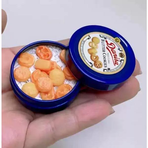 リアルなデザインの缶入りクッキーミニチュアセット。ドールハウスのお菓子スペースにぴったりなミニチュア雑貨で、甘いひとときを演出します。手のひらサイズの可愛らしいクッキーセットは、コレクションやディスプレイに最適です。内容数：1点（クッキーは...
