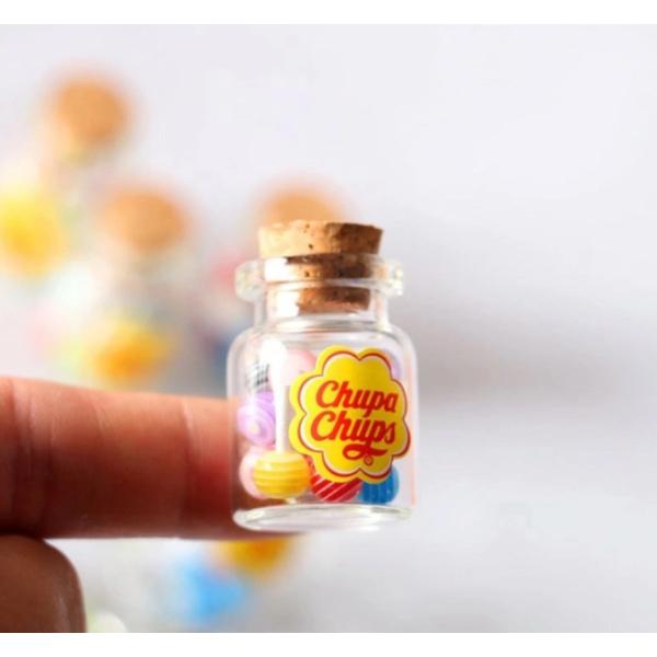 【商品説明】ミニチュア　キャンディ(中粒15本入れ） １点お菓子 ドールハウス用 小さな食べ物 おもちゃ リアル ミニチュアフード ミニature スイーツ内容数：１点素材：プラスチックサイズ：22ｘ33.5ｍｍ（約15本入れ、色はランダム...