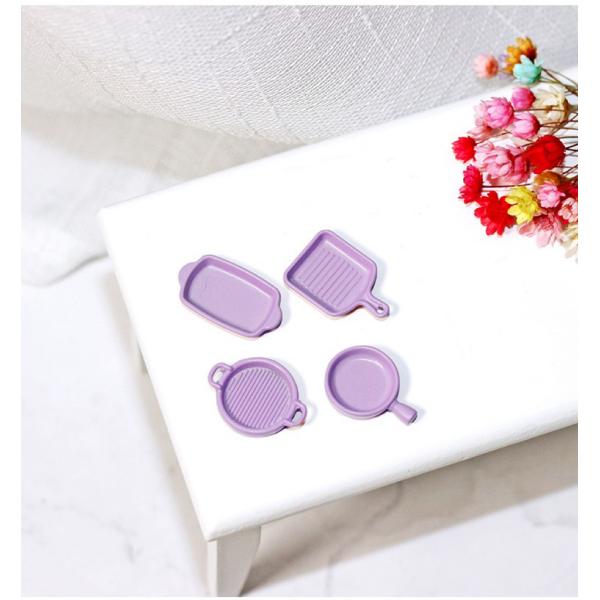 ミニチュアドールハウスのキッチンシーンにリアリティを加える、精巧なミニチュアグリルトレーセット。内容数：4点セットサイズ：写真(2)材料：合金カラー：・01 ブラック・02 ピンク・03 むらさき・04 イエロー・05 グリーン・06 ブル...