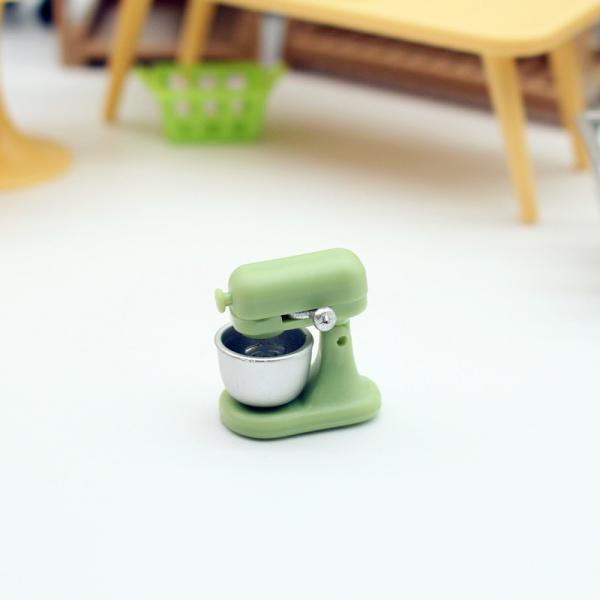 かわいいミニチュアキッチンミキサーです。内容数：1点サイズ：約20ｘ20ｍｍ材料：樹脂◆色味について 撮影環境によりスマートフォン、パソコンなどの画面上と実物では多少色味が異なることがございます。＊製品により多少の誤差が生じる場合がございま...