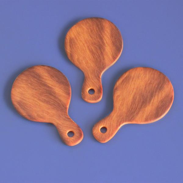 かわいいミニチュアプレートです。内容数：1個サイズ：約27ｘ59ｍｍ材料：樹脂◆色味について 撮影環境によりスマートフォン、パソコンなどの画面上と実物では多少色味が異なることがございます。＊製品により多少の誤差が生じる場合がございます。 ＊...