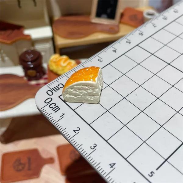 かわいいミニチュアスフレチーズケーキです。内容数：1点サイズ：約15 x 14mm材料：樹脂◆色味について 撮影環境によりスマートフォン、パソコンなどの画面上と実物では多少色味が異なることがございます。＊製品により多少の誤差が生じる場合がご...