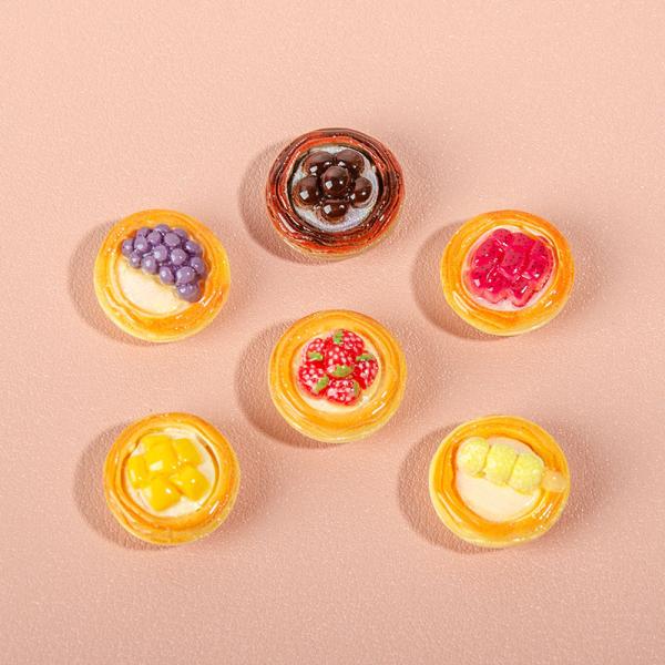 リアルなミニチュアドールハウスデザインのフルーツタルト。内容数：1個種類：・ブルーベリータルト・ドラゴンフルーツタルト・マンゴータルト・団子タルト・いちごタルト・チョコレートタルトサイズ：約21 x 11.5mm材料：樹脂◆色味について 撮...