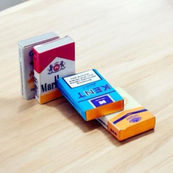 【商品説明】内容数：１点素材：木製/紙サイズ：約10ｘ14.5ｘ2.5ｍｍミニチュアタバコ ドールハウス ミニシミュレーションタバコ クリエイティブ人形おもちゃ DIYアクセサリー マイクロ風景 ミニチュアタバコは、細部にまでこだわったリア...