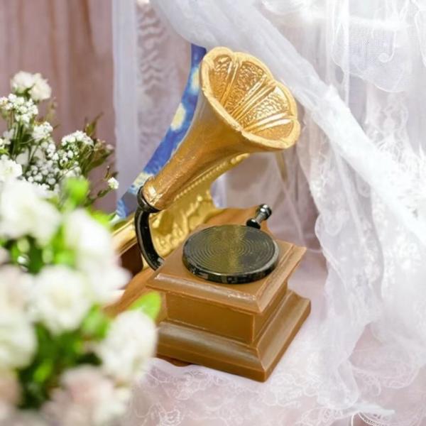 クラシックな魅力を持つミニチュア蓄音機コレクションは、ドールハウスやディスプレイに最適なアクセサリーです。アンティークデザインが施されたこの手作りミニチュア音響装置は、レトロな雰囲気を演出し、空間に優雅さを加えます。細部にまでこだわった造り...