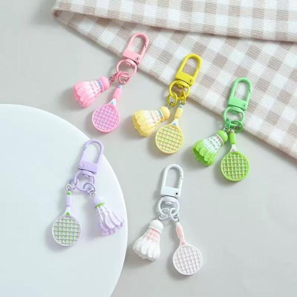 カラフル バドミントンキーホルダー 1個 全5色 チャーム ラケット シャトル スポーツ 部活 サークル キーホルダー数量：1個素材：金属製、プラスチック製サイズ：写真(2)表記のサイズは目安です。実際の寸法は個々に若干異なる場合がございま...