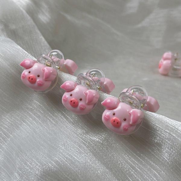 子豚（モチーフ）の可愛いミニヘアクリップ。小さなサイズながらもしっかりと髪を留め、安定感があります。軽量で長時間つけていても負担がありません。子さまにもオススメです。【素材について】プラスチック製＊ハンドメイド商品の為、完璧を求める方はお控...