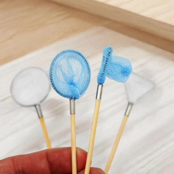 ドール撮影やジオラマにぴったり！全4種のかわいい網 ミニチュア虫取り網 ドールハウス小物 ジオラマ小道具 フィギュアアクセサリー夏の風物詩！ミニチュア虫取り網で涼しげな世界観を演出 合金×麻の本格素材！リアルなミニサイズの虫取り網 夏のミニ...