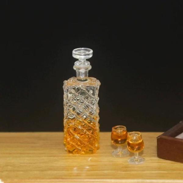 【商品説明】ミニチュア酒ボトル グラス3点セット ドールハウスのバーアイテム おしゃれなドールハウス小物！ミニチュア酒ボトル＆グラスセット バー風ドールハウスにぴったり！ミニチュア酒ボトル+グラス2点内容数：酒ボトル1本+グラス2点素材：樹...