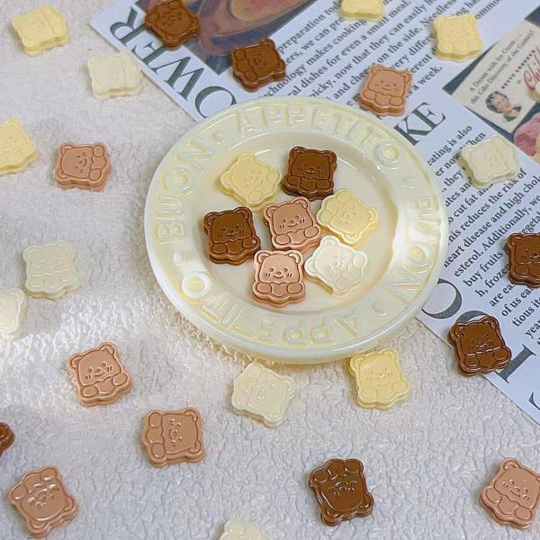 ミニチュア ドールハウス 熊 クマ クッキー 8点（ランダム）小さめ ミックス お菓子 レジンセット内容：8個（色はランダムになります）材料：プラスチックサイズ：約8 x 8 x 2mmミニチュアクマクッキーミックスは、ドールハウスの食材に...