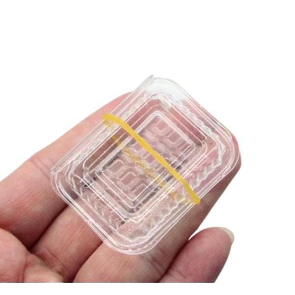 ミニチュア ドールハウス 小さな屋台のパック容器 1セット ミニ箸 輪ゴム付き ミニチュアフード テイクアウト容器 食器 料理 ミニチュアキッチンアクセサリー内容数：1セット（容器、割り箸、輪ゴム各1点）材料：プラスチックサイズ：フードパッ...