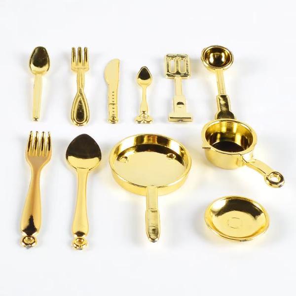 ミニチュア ドールハウス 調理器具 11点セット ゴールド フライ返し 食器 スプーン フォーク内容数：11点セット材料：プラスチックサイズ：写真(2)カラー：ゴールド小さなフライ返し、食器、スプーン、フォークを11個セットにしました。ホイ...