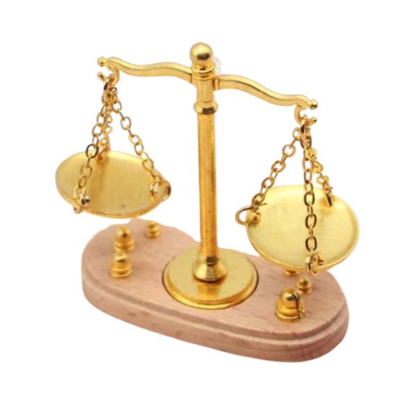 ミニチュア 吊り下げ天秤 1セットアンティーク風ビンテージ インテリア ミニチュア道具 アクセサリー飾りセット内容：1セット材料：合金、木サイズ：約43 x 20 x 50mm重量：14.5g※注: 本製品には多少の測定誤差がある場合がござ...