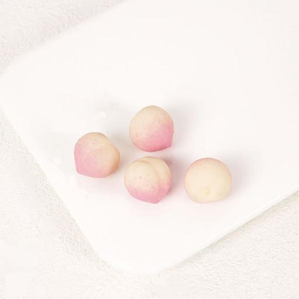 ミニチュア ドールハウス もも 桃 1個 フルーツ 小さめ レジン ミニスイカセット内容：1個材料：PVCサイズ：約14 x 14mmミニチュア桃は、ドールハウスの食材にぴったりのアイテムです。ケース装飾、ヘアアクセサリーなど様々な用途にお...